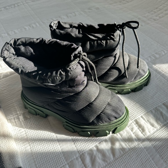 FARM Rio | Shoes | Farm Rio Boots Size 7 2 Black With Green Lug Sole ...